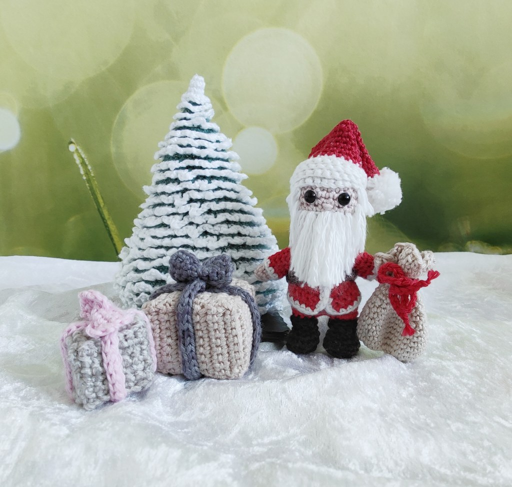Crochet Santa with Crochet Presents - Free Patterns - trishagurumi